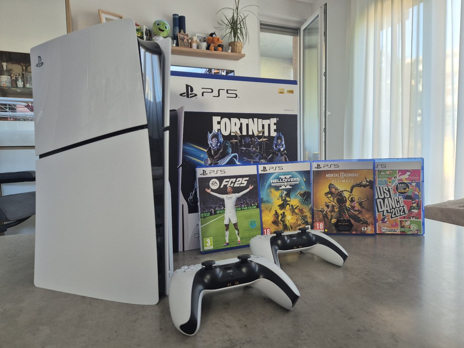 PlayStation 5 Slim 1TB BluRay + 2 joysticka + 4 igrice