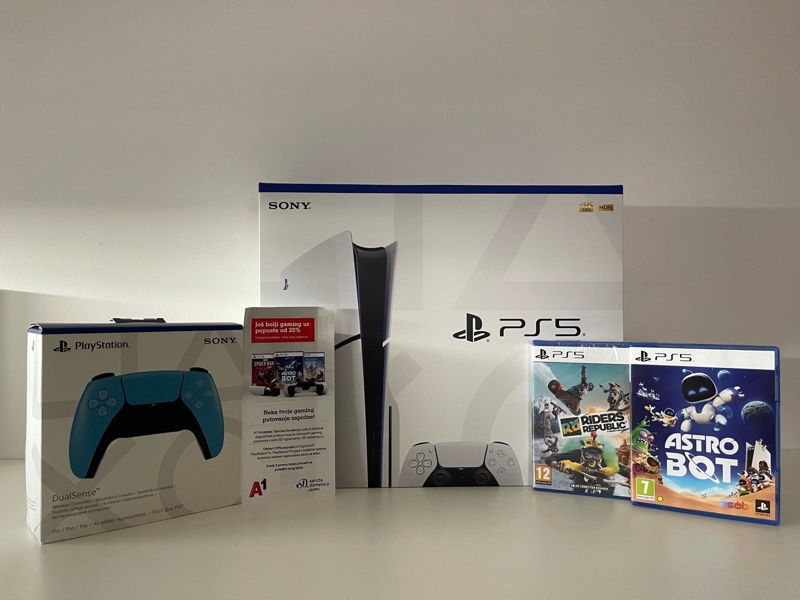 PlayStation 5 Slim D Chassis (NOVO) + Plavi kontroler (NOVO) + Igre