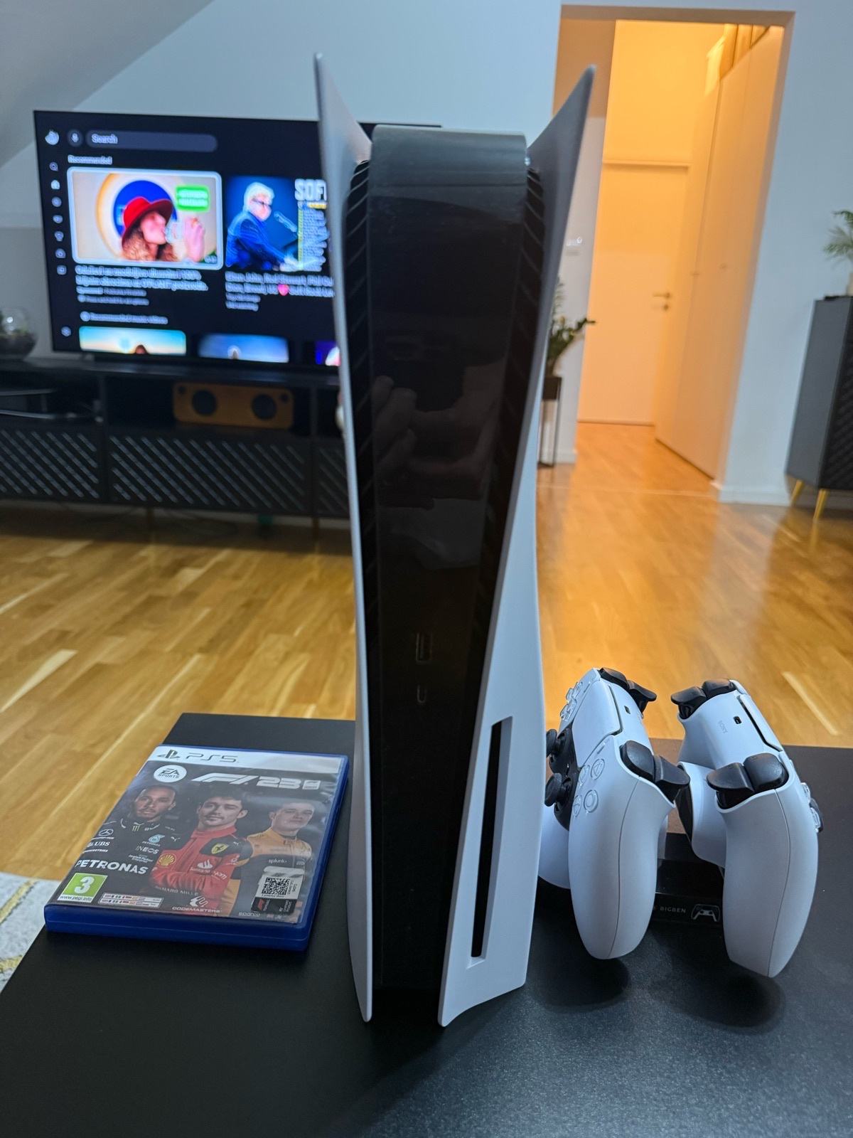 PS5 Disk verzija dva kontrolera i drzac