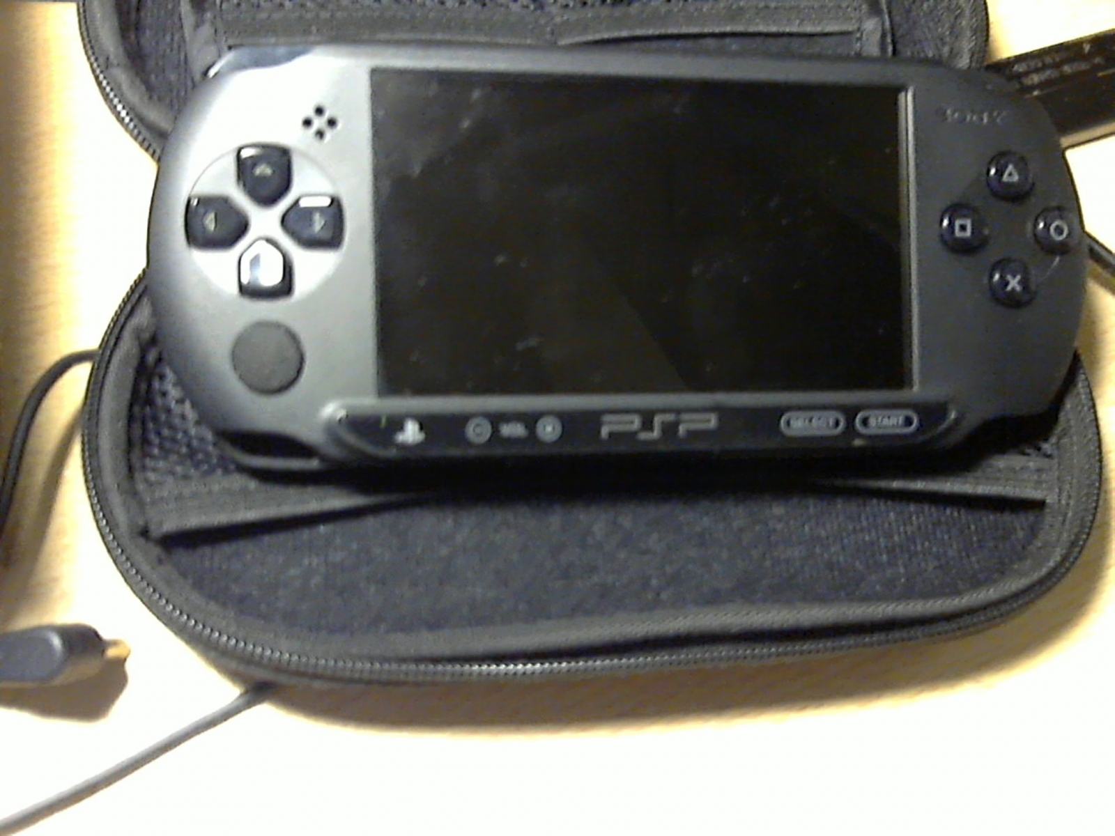 Sony PSP najnoviji model-E 1004 Street +(otključan)