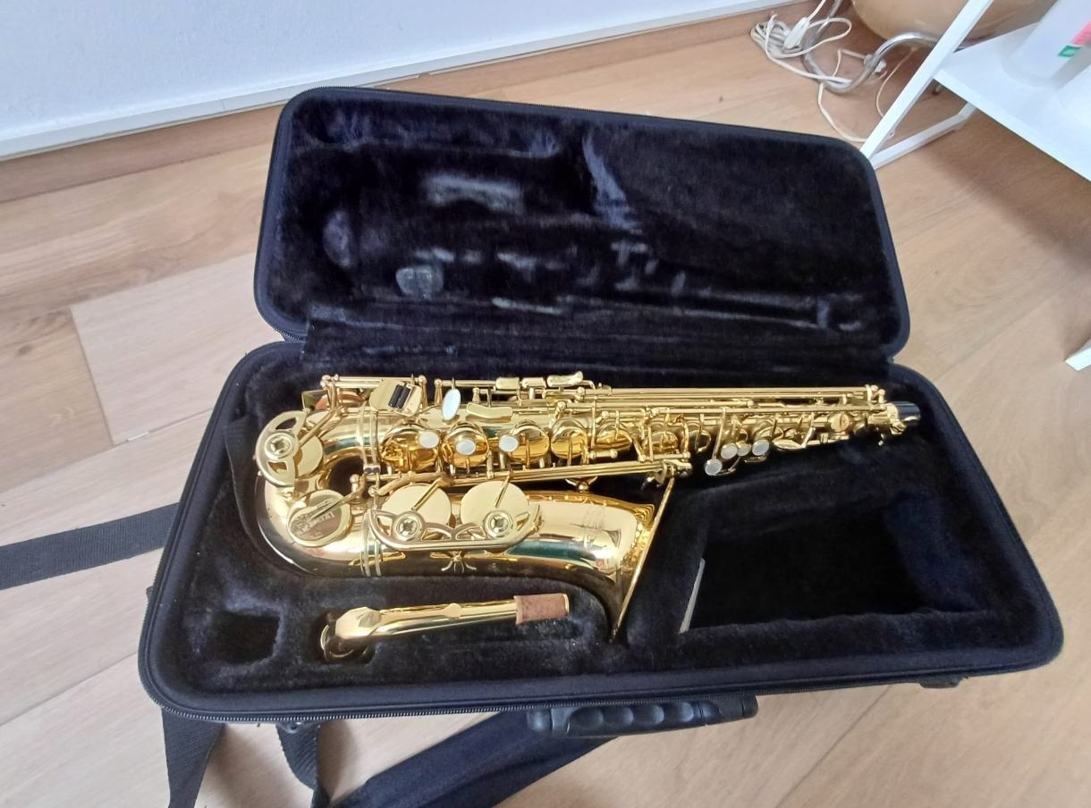 Alt saksofon i stalak za saksofon i stalak za note