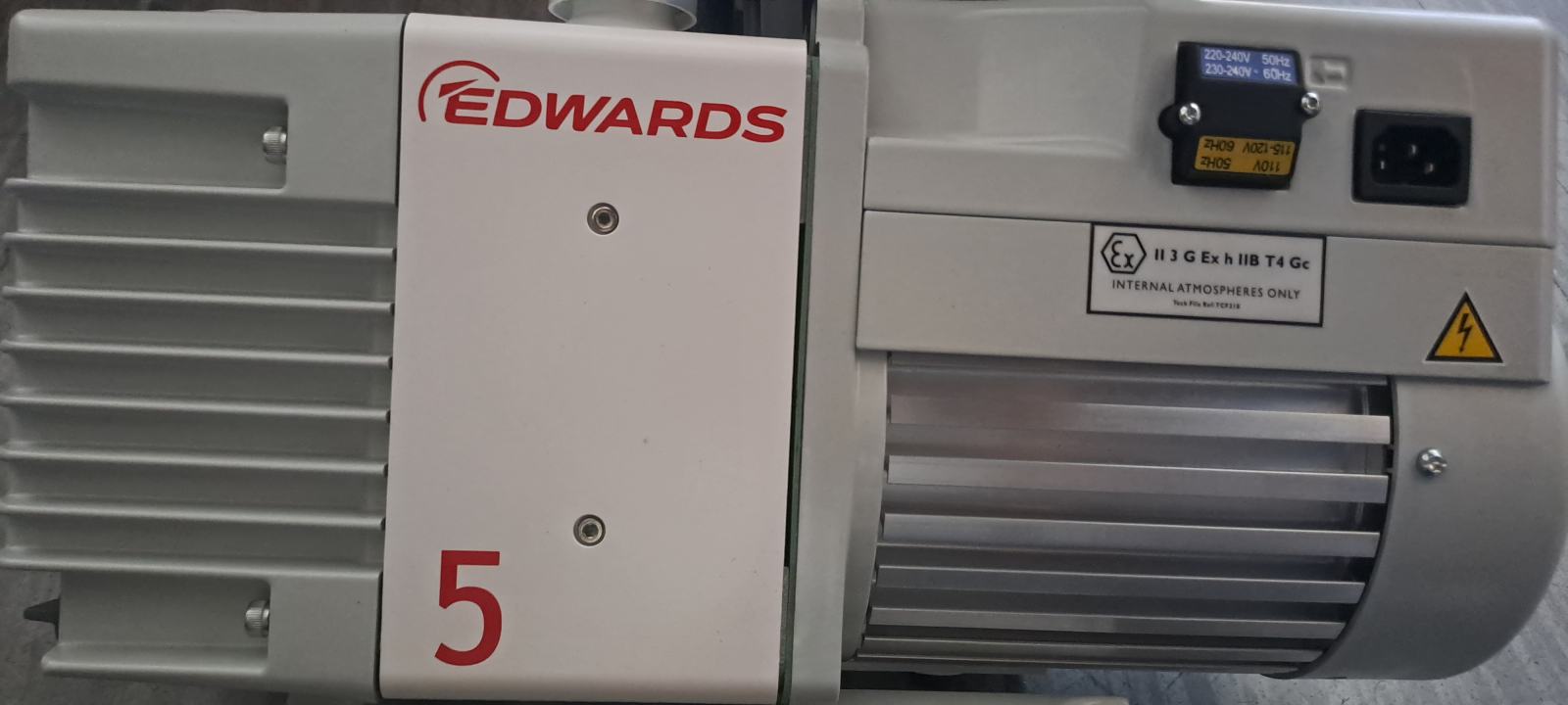 EDWARDS RV5 VACUUM PUMPA 220V