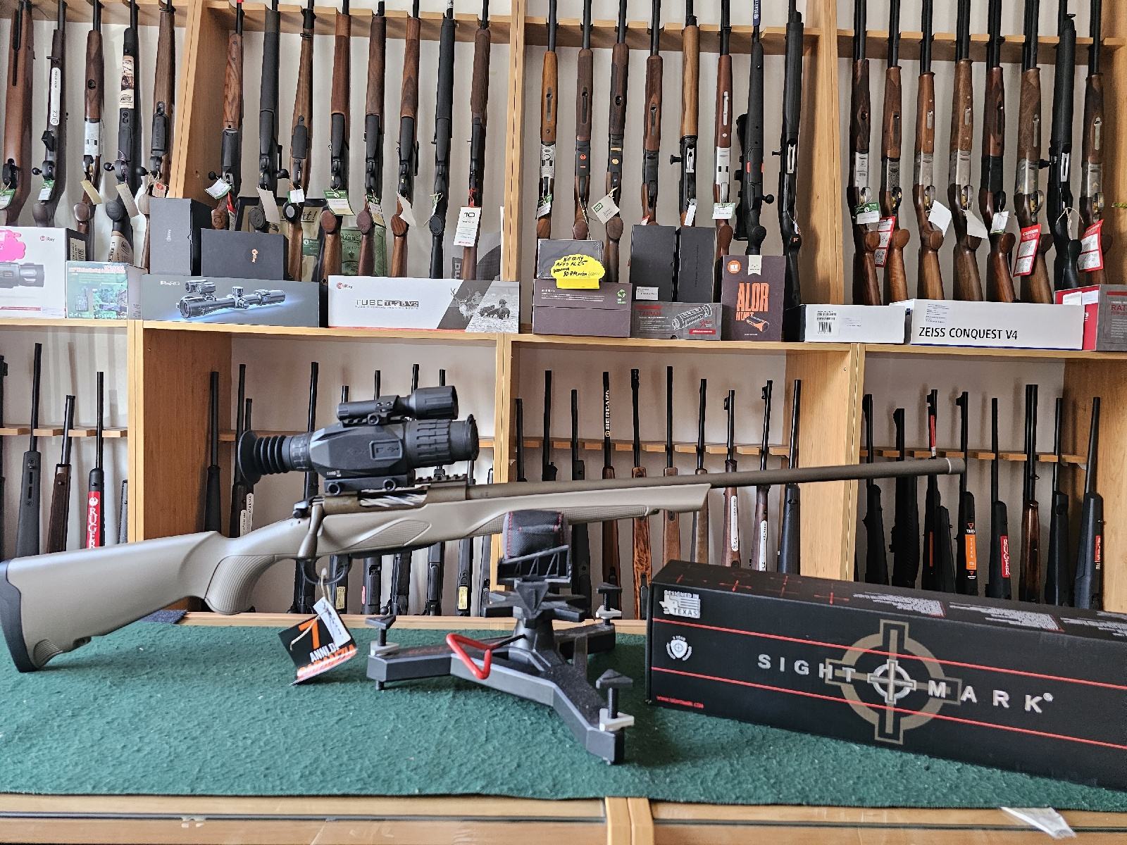 Komplet Franchi Momentum + dan/noć optika Sightmark HIT