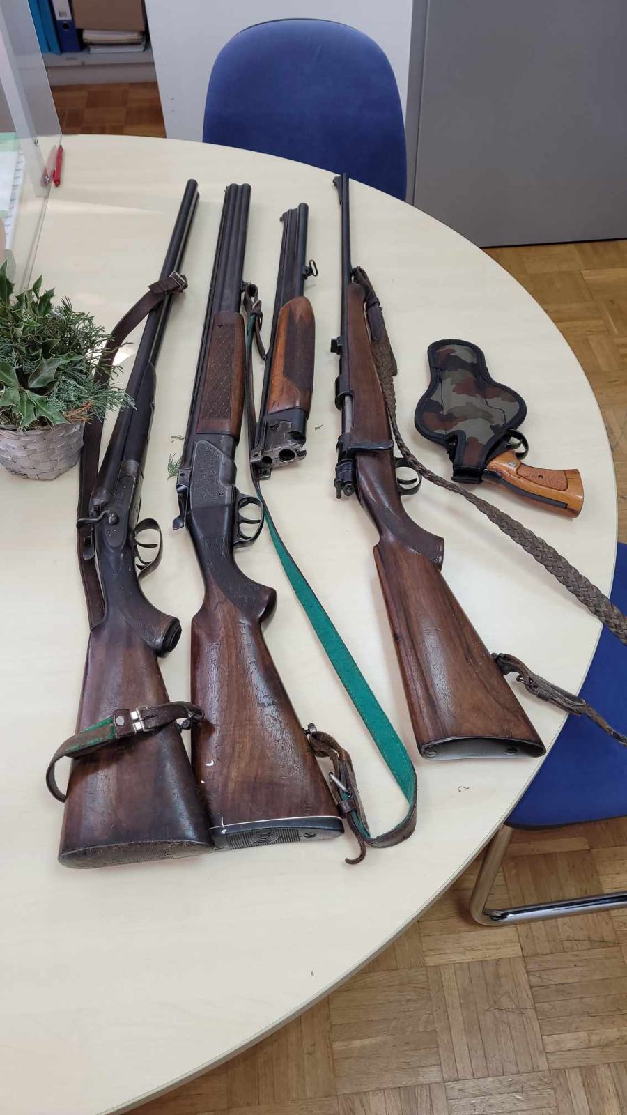 Razne puške.