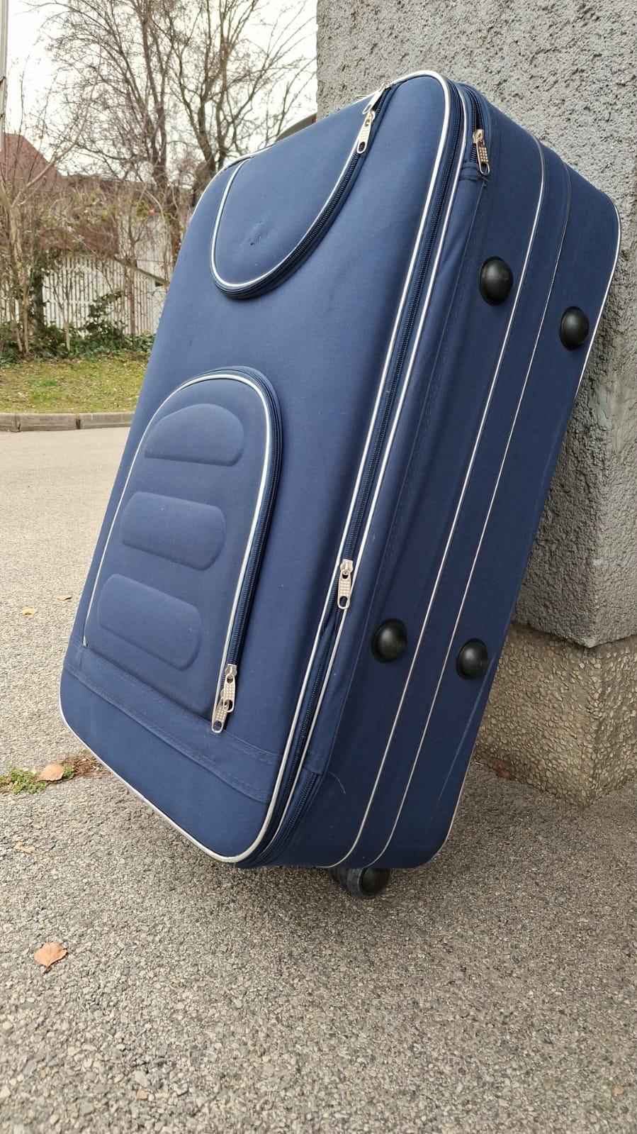 Putni kofer s kotačima i ručkom srednje veličine 50 x 75 cm