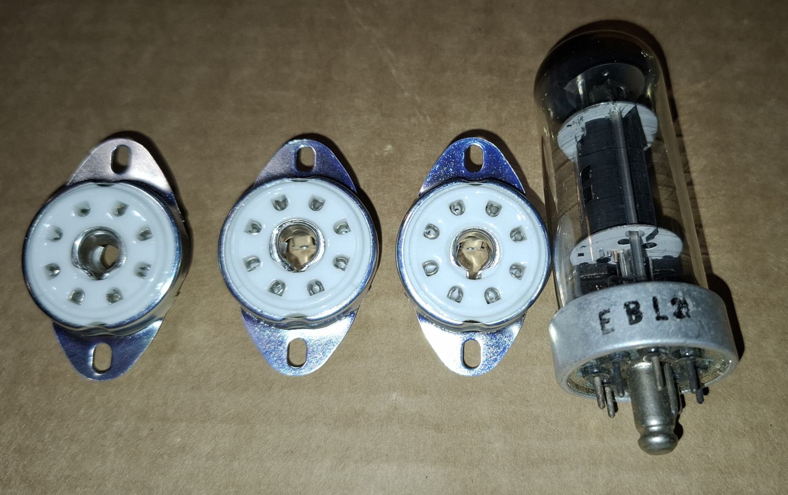 set 3 novih Loctal-8, B8G utičnica za radio Kosmaj ( ECH21 EBL21 )