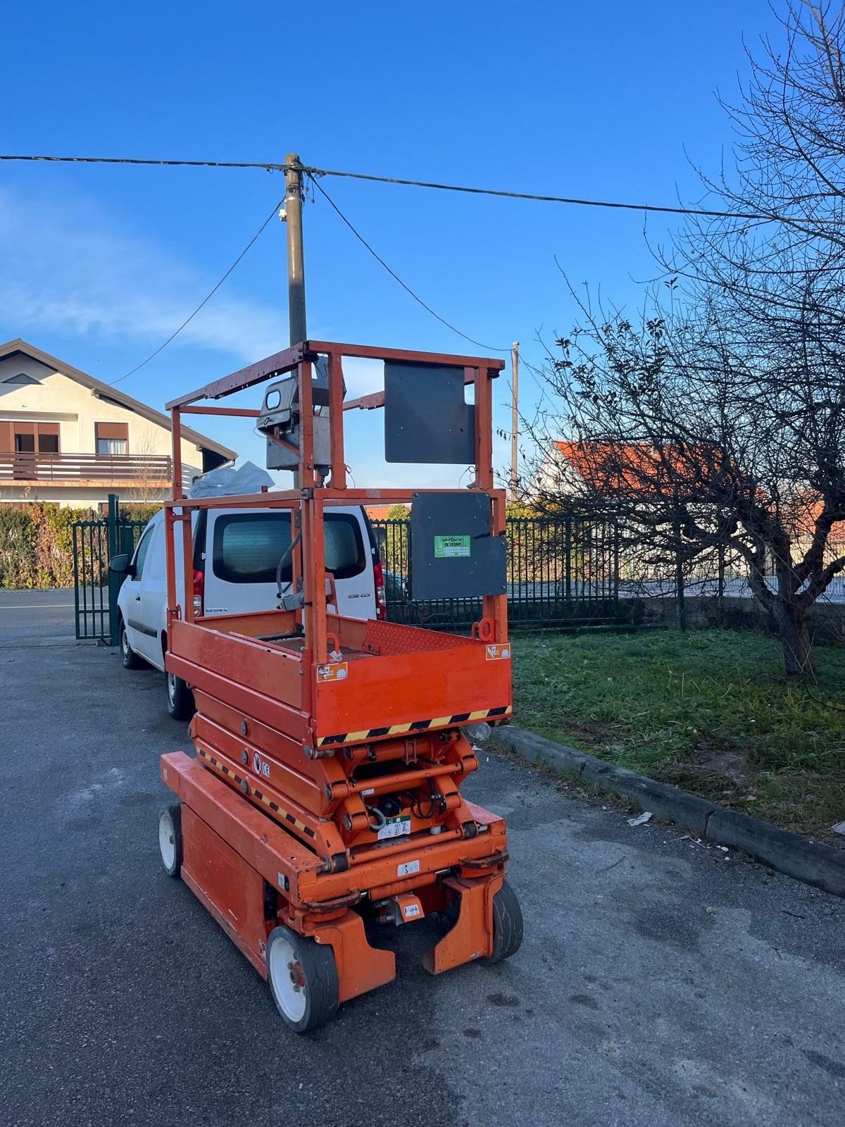 ELEKTRIČNA ŠKARASTA PLATFORMA (BINA) SKYJACK 2015 g