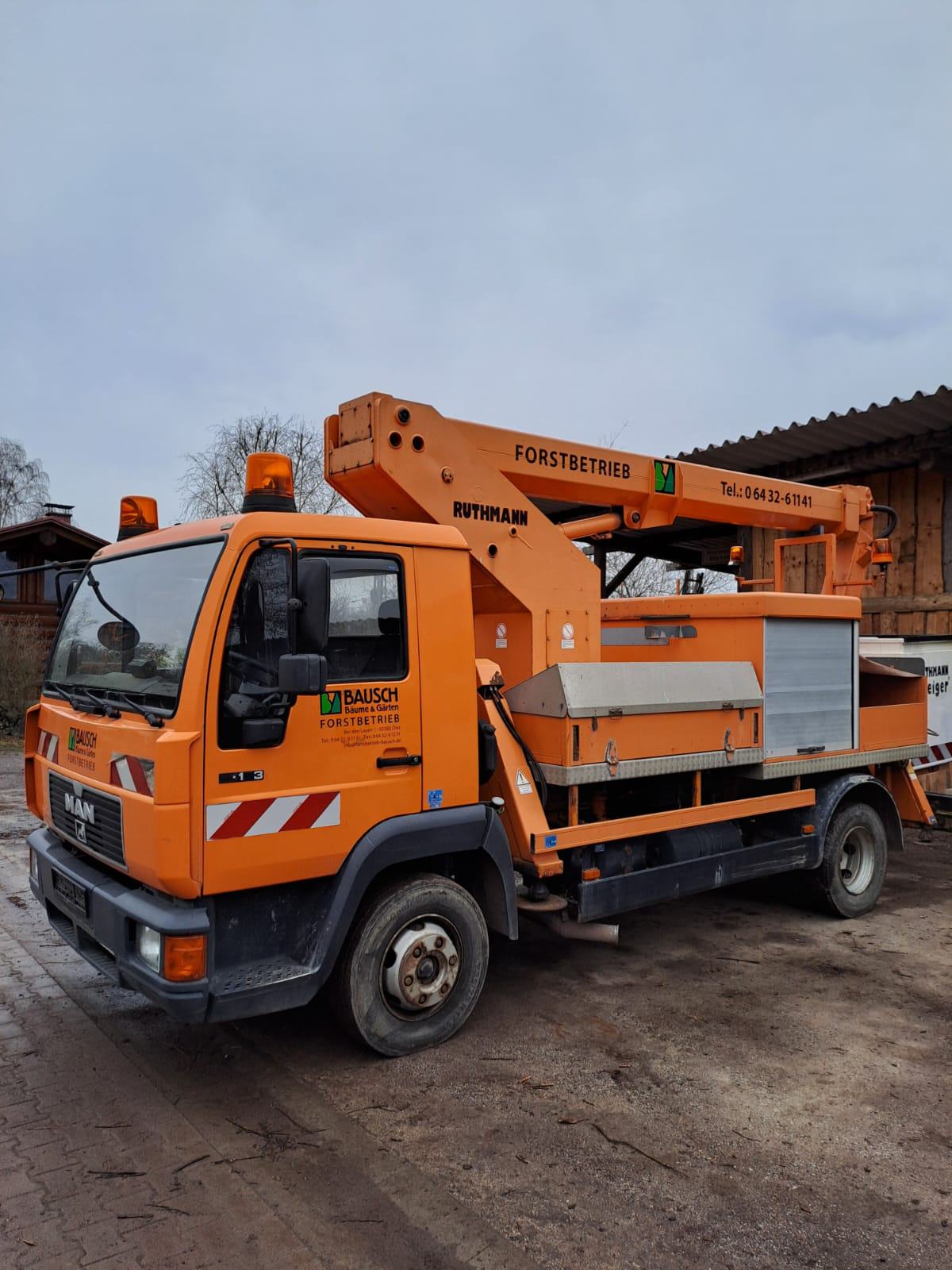 Kamion sa korpom 17m, MAN