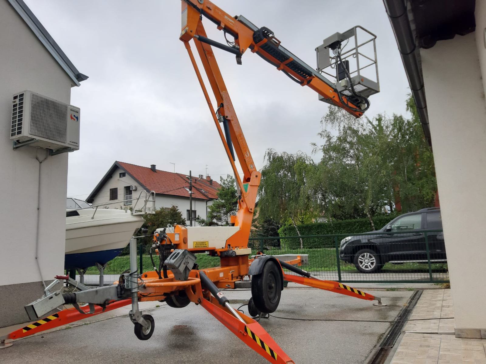 NAJAM IZNAJMLJIVANJE RADNE KOŠARE PRIKOLICE ZA RAD NA VISINI i prodaja