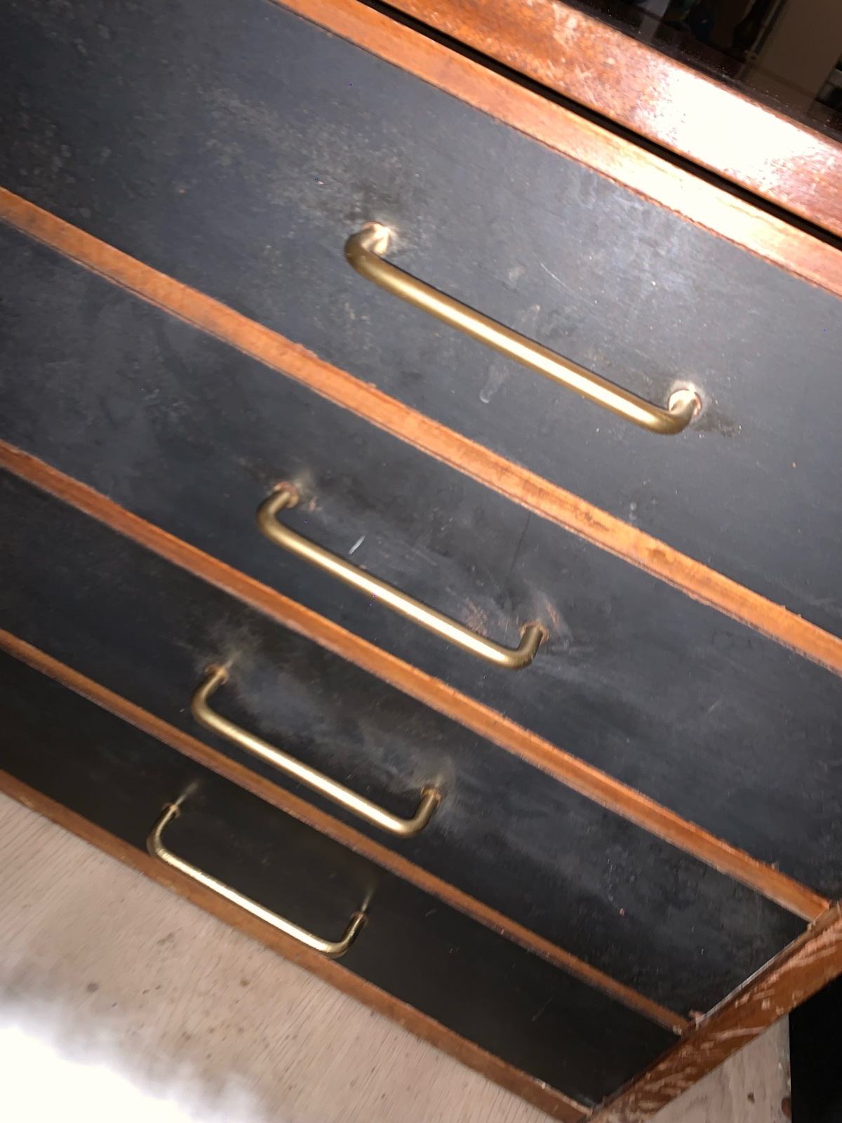 Drveni ormaric (zlatne rucke)