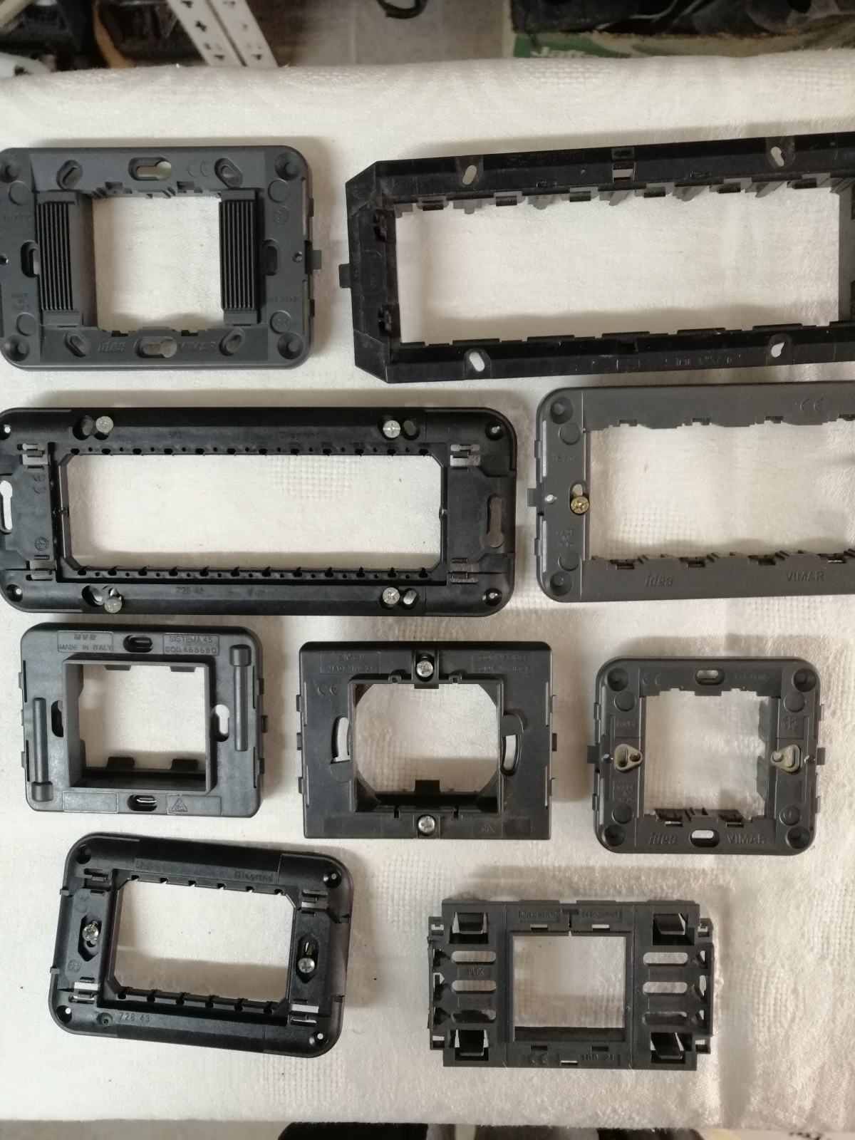 NOSAČI ZA MODULARNE PREKIDAČE I UTIČNICE