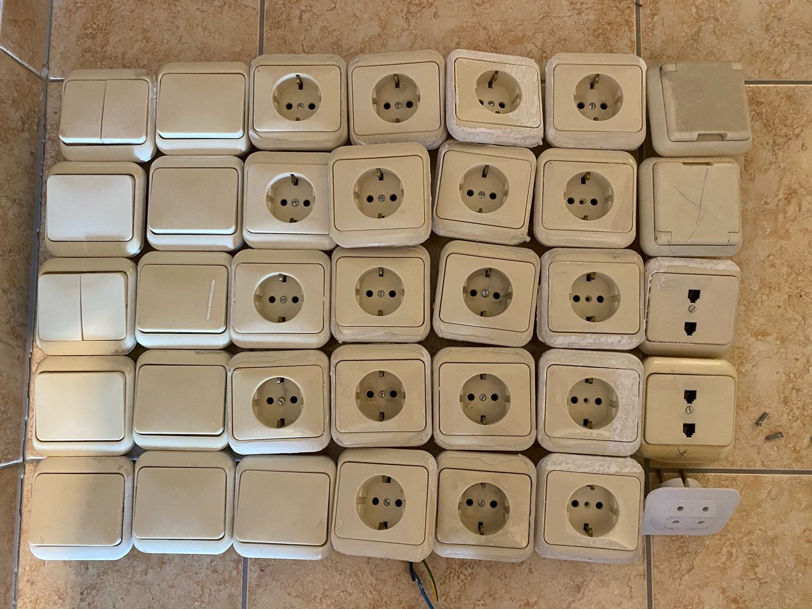 Uticnice i prekidaci