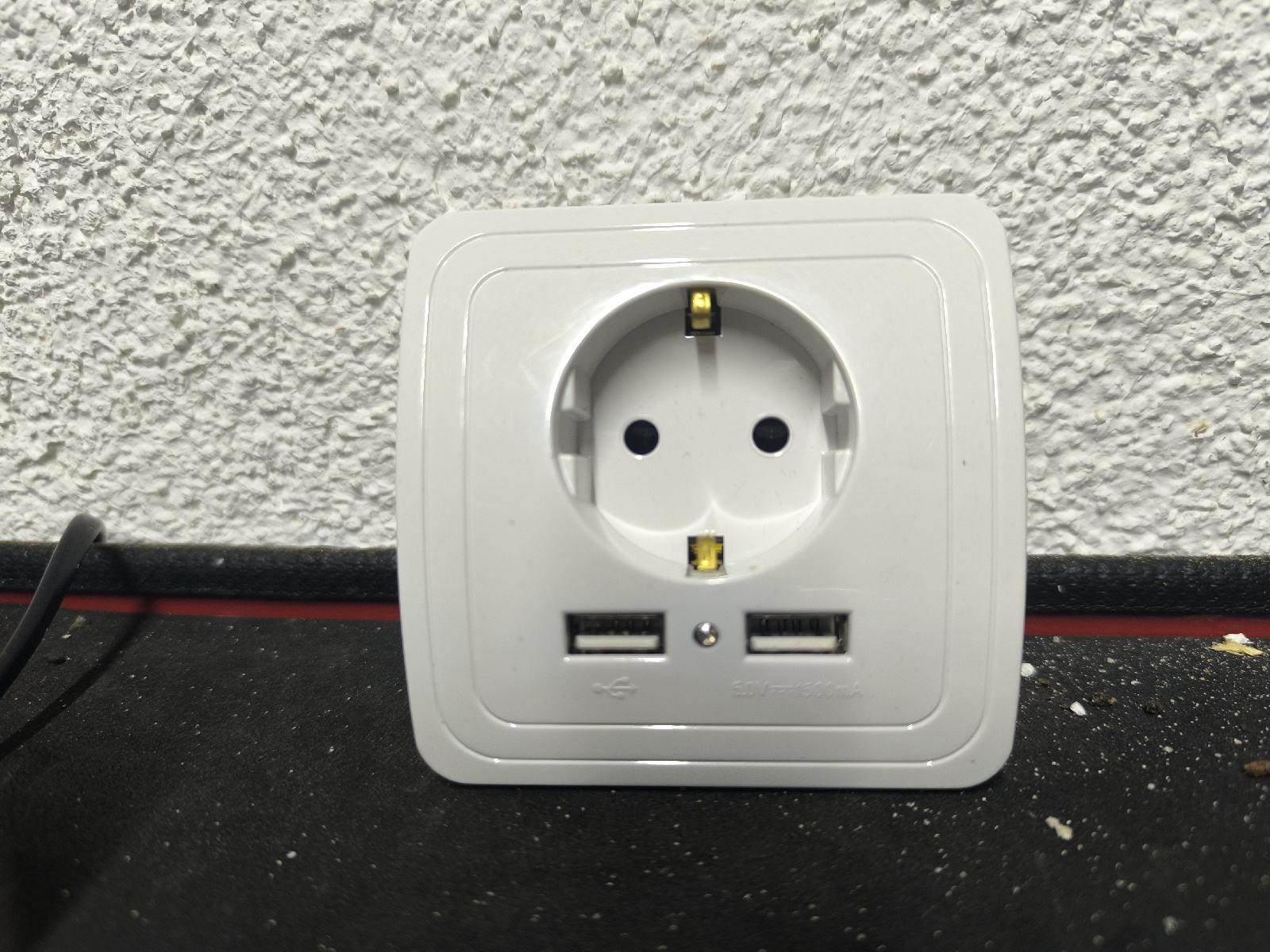 Zidna utičnica 220V sa USB priključkom
