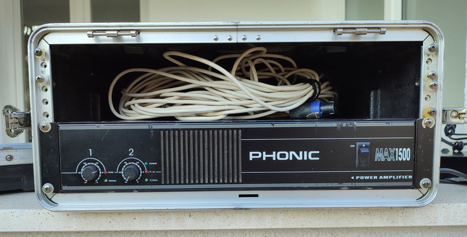 Pojačalo Phonic Max 1500 sa kabelom