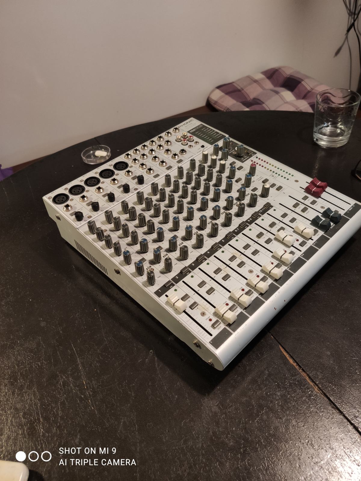 Audio mixer PHONIC MU 1722x 8-kanalni sa efektima