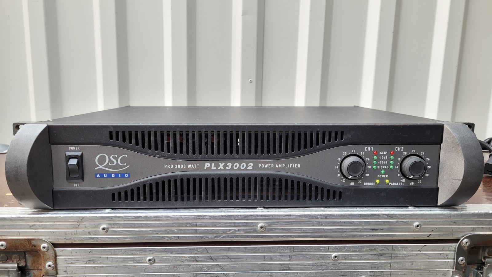 QSC PLX 3002 Stereo Power Amplifier Pojačalo