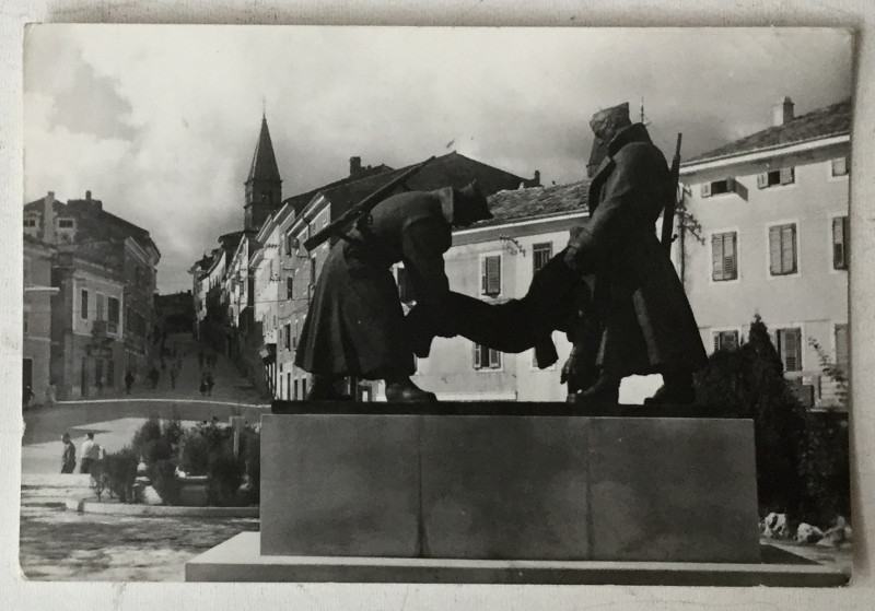 Buje: stara razglednica spomenik