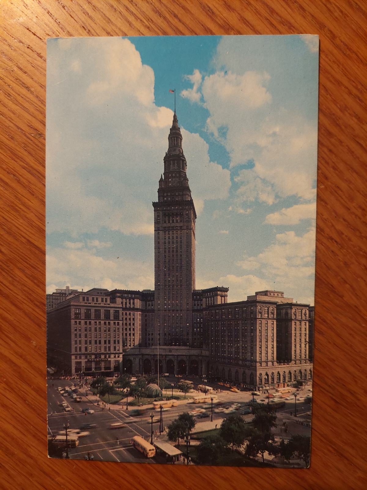 Cleveland, Ohio - Terminal tower building and public squere/ Post Card
