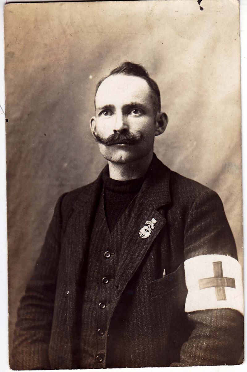 POLA PULA ISTRA HRVATSKA FOTOGRAFIJA MUŠKARAC MAN RED CROSS ROTES KRE