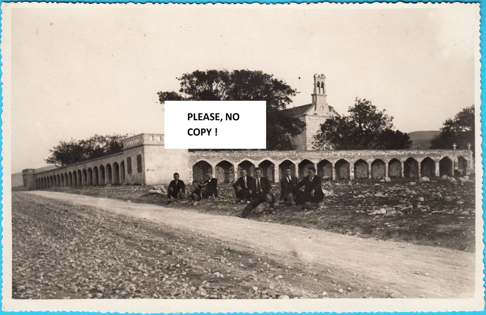 VRPOLJE (Šibenik) Ljudi ispred crkve - Gospa Vrpoljačka (1931. godina)