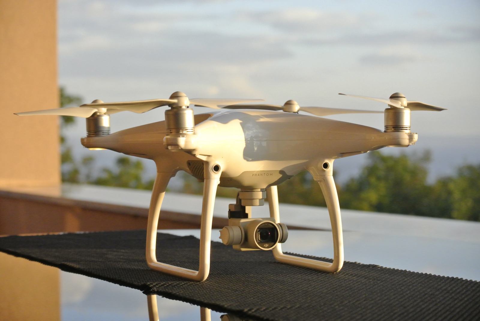 DJI Phantom 4 dron sa dosta opreme