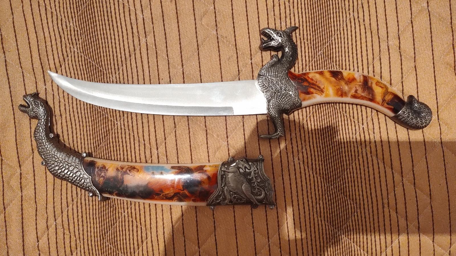 Dekorativni nož (bodež)