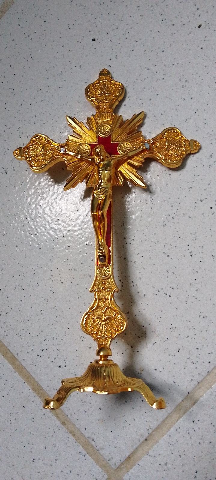 ISUS KRIST NA KRIŽU (SA POSTOLJEM)