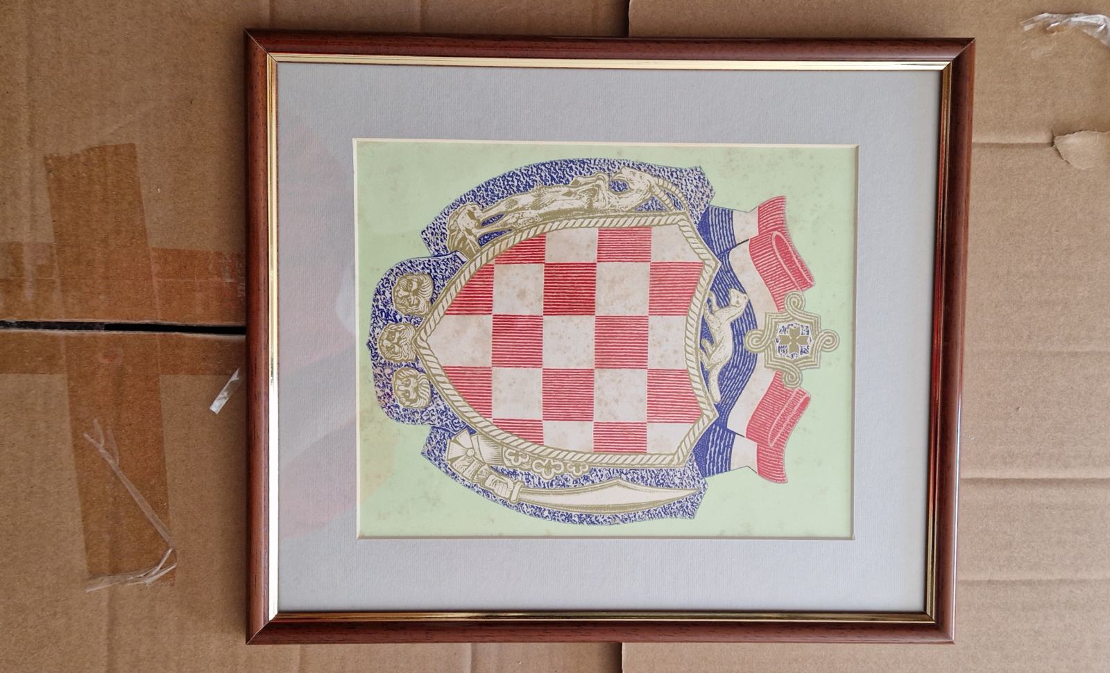 Uramljen ukrašeni hrvatski grb