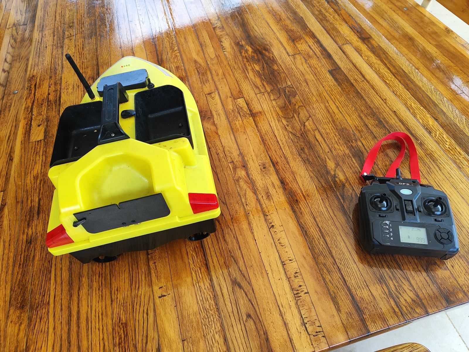 Brodic za prihranu i razvlačenje sistema