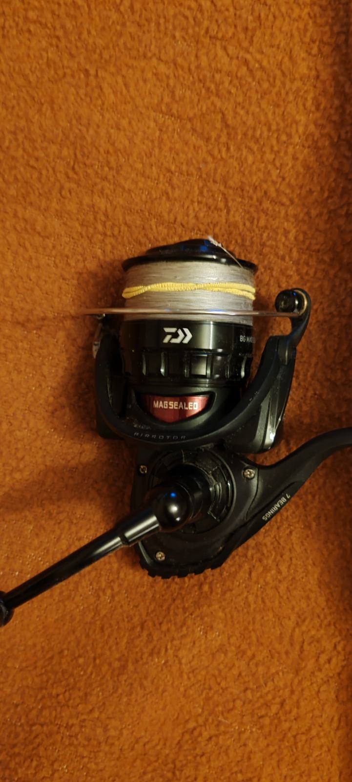 Komplet - Daiwa BG magsealed rola; daiwa infinity Q štap