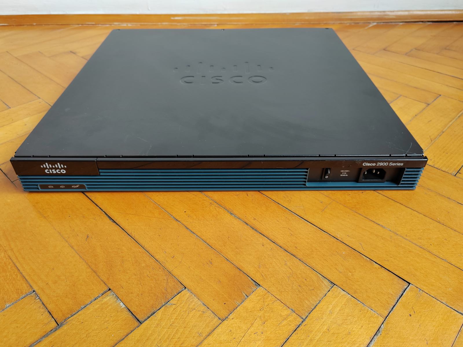 Router Cisco 2901/K9 V06 Integrated Services Router, očuvano,ispravno.