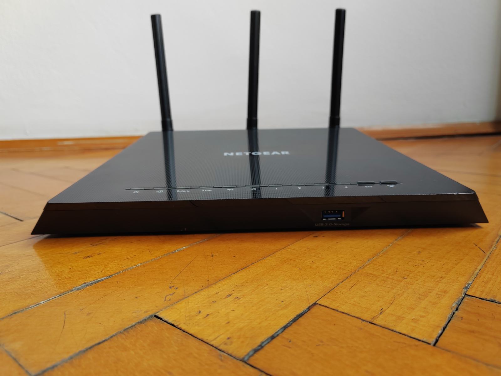 Smart WiFi Router NETGEAR R6400 - AC1750 gigabit, očuvano, ispravno.