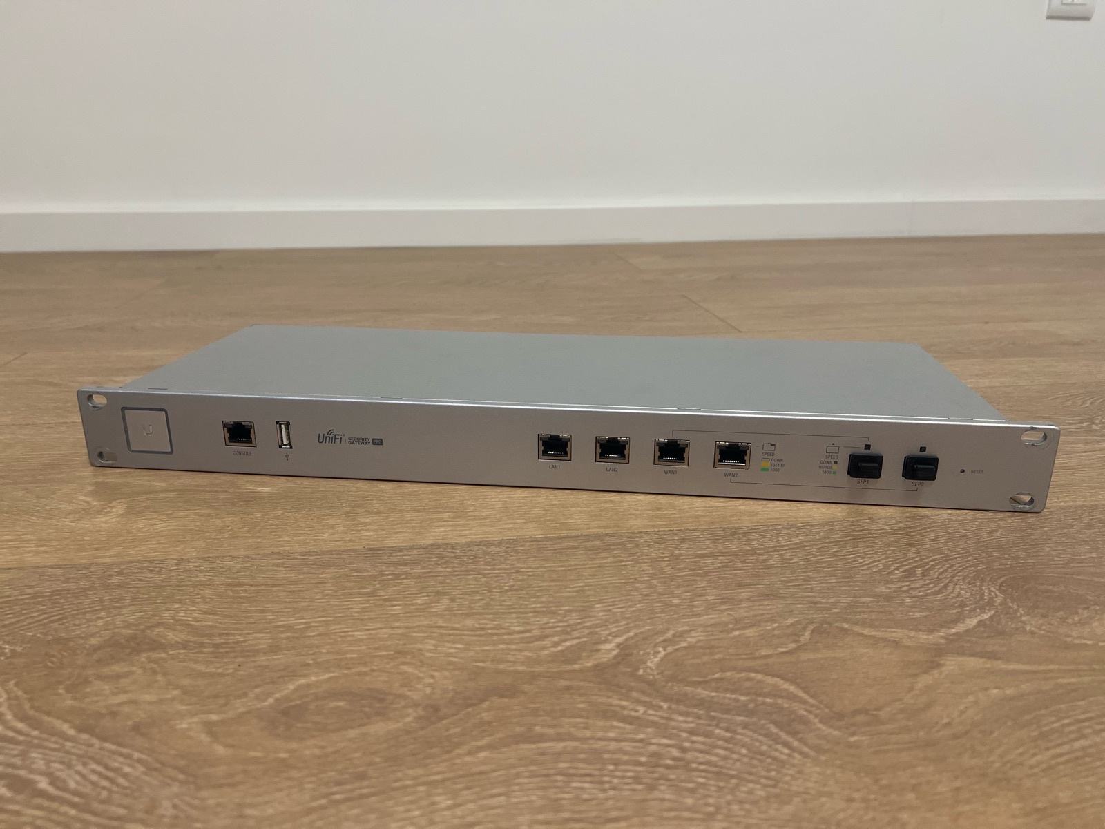 Ubiquiti UniFi Security Gateway, USG-PRO-4