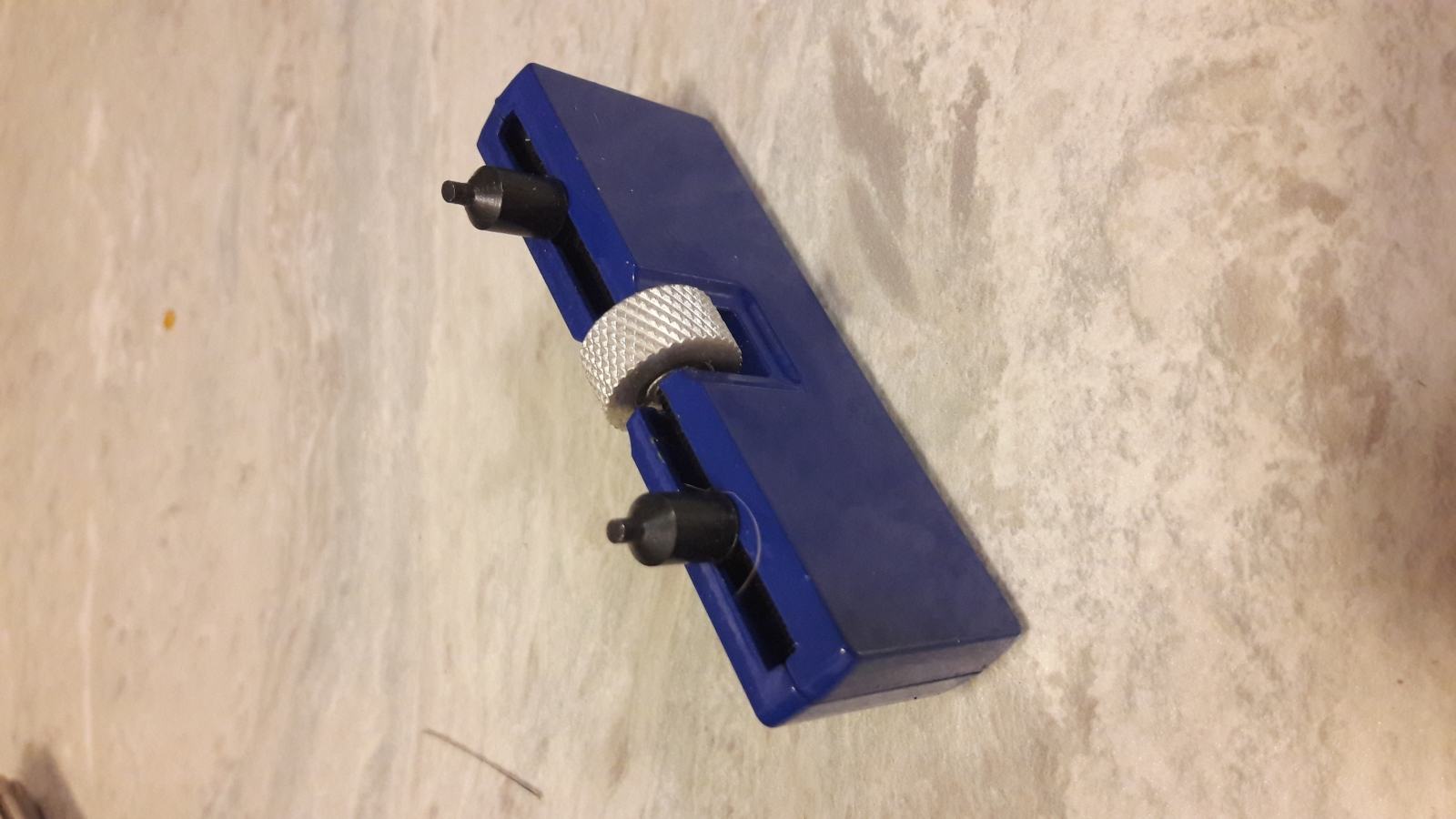 Alat za otvaranje poklopca ručnog sata