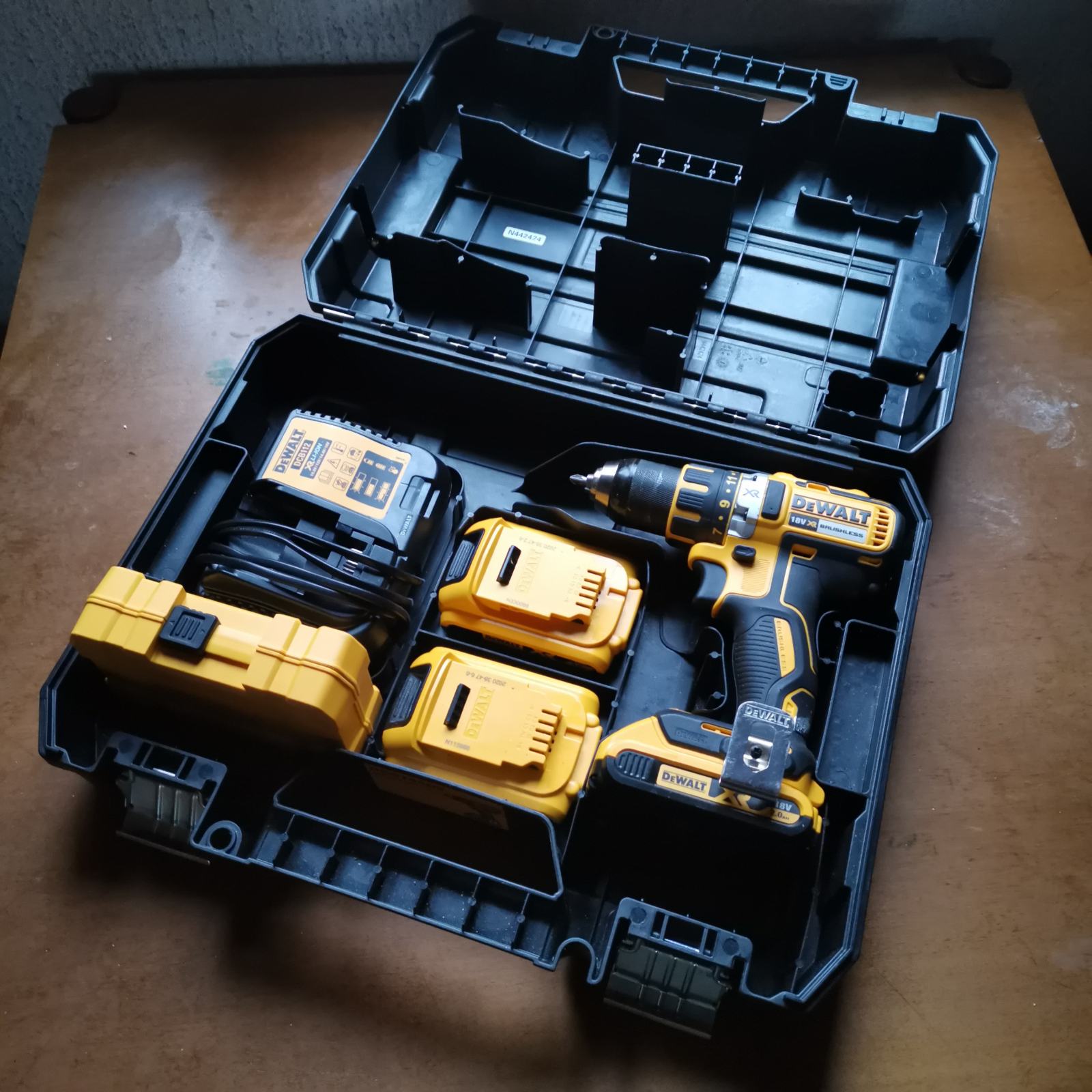 DEWALT aku bušilica / odvijač DCD790D2