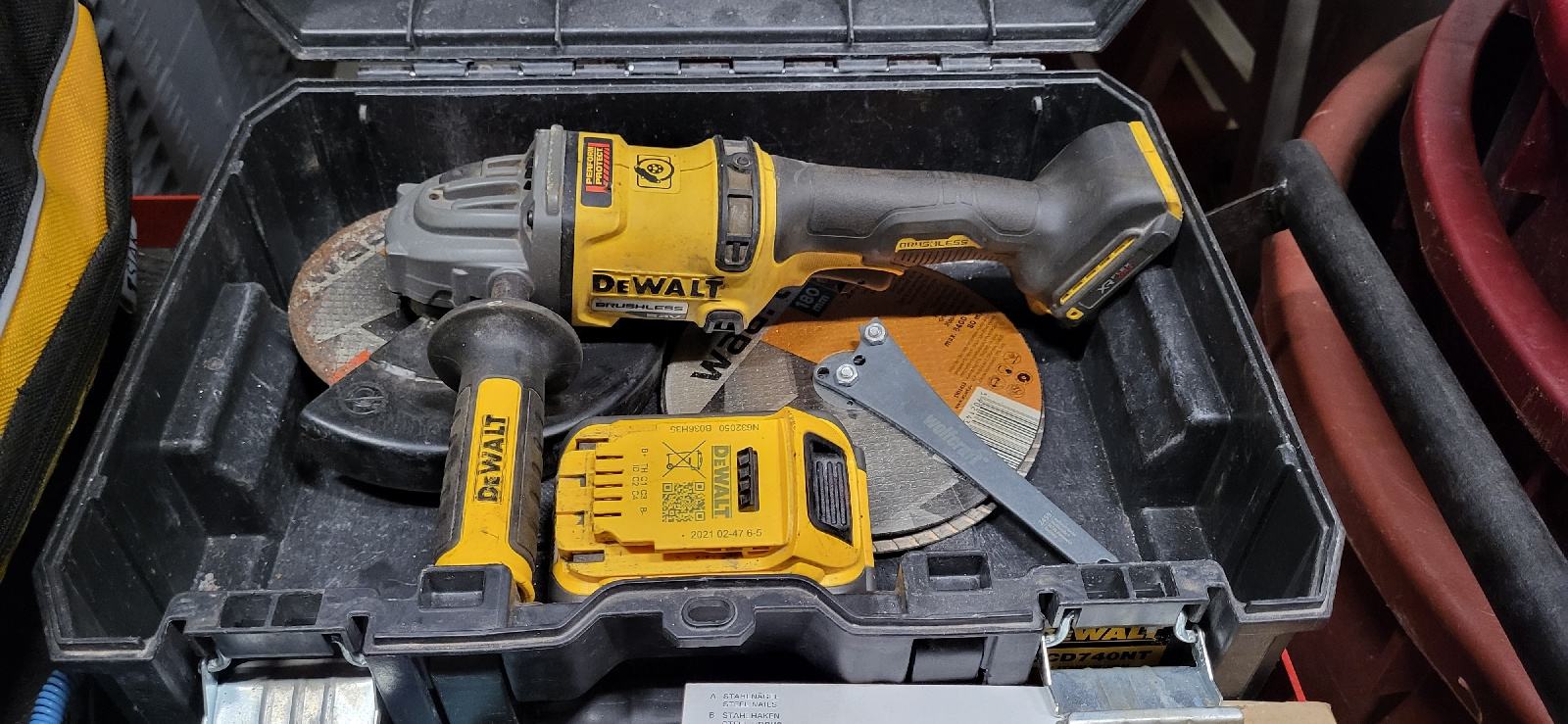 DeWALT DCG440
