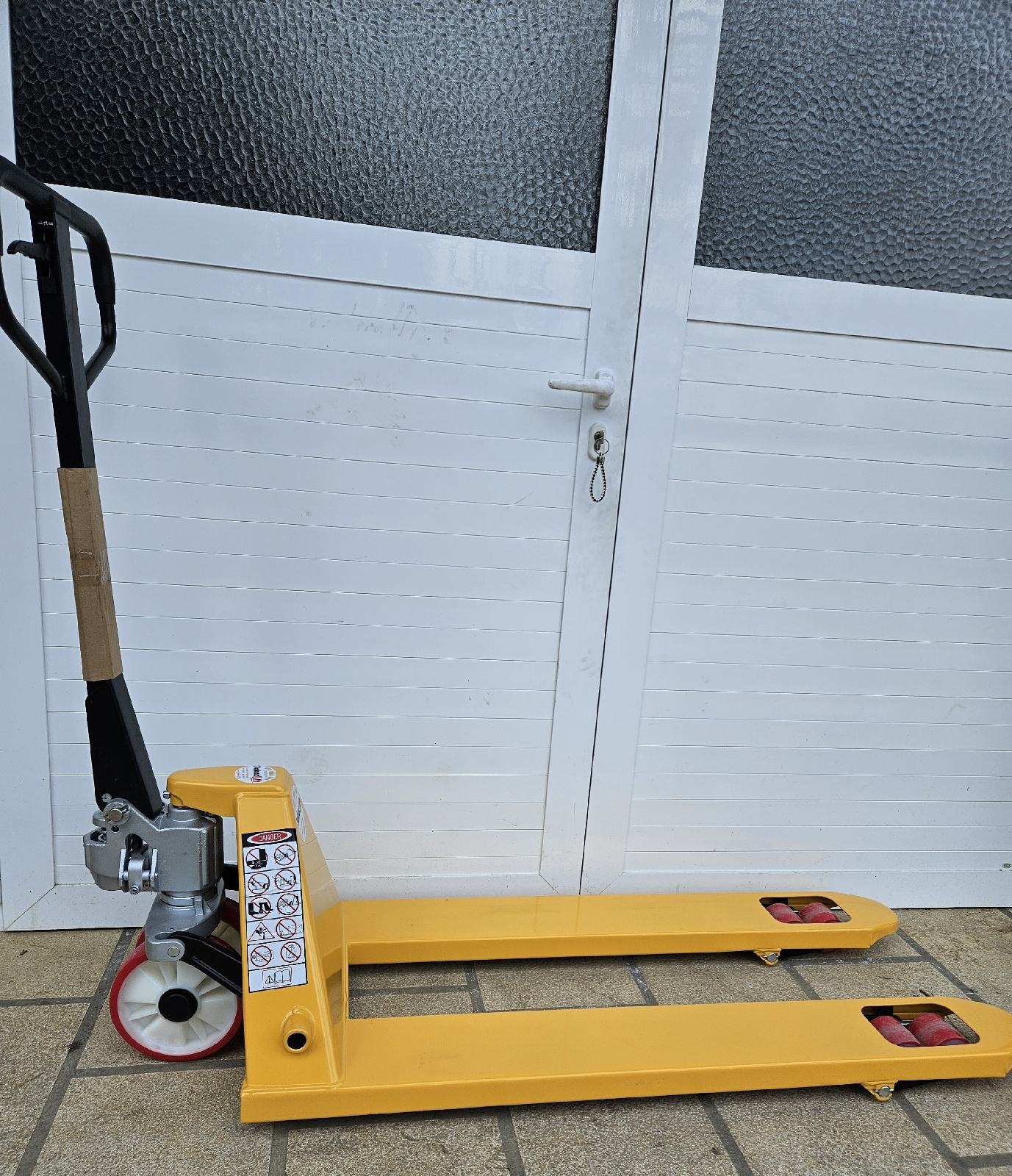 Ručni paletni viličar - paletar / 2500 Kg