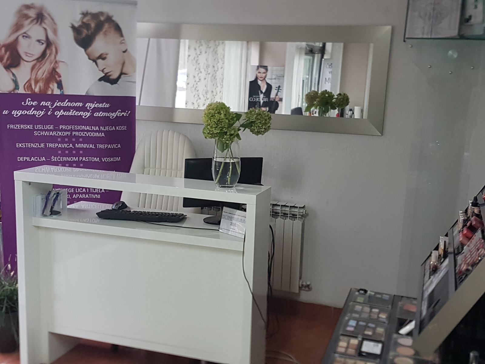 PULT ZA RECEPCIJU - INFO PULT - KOZMETIČKA OPREMA