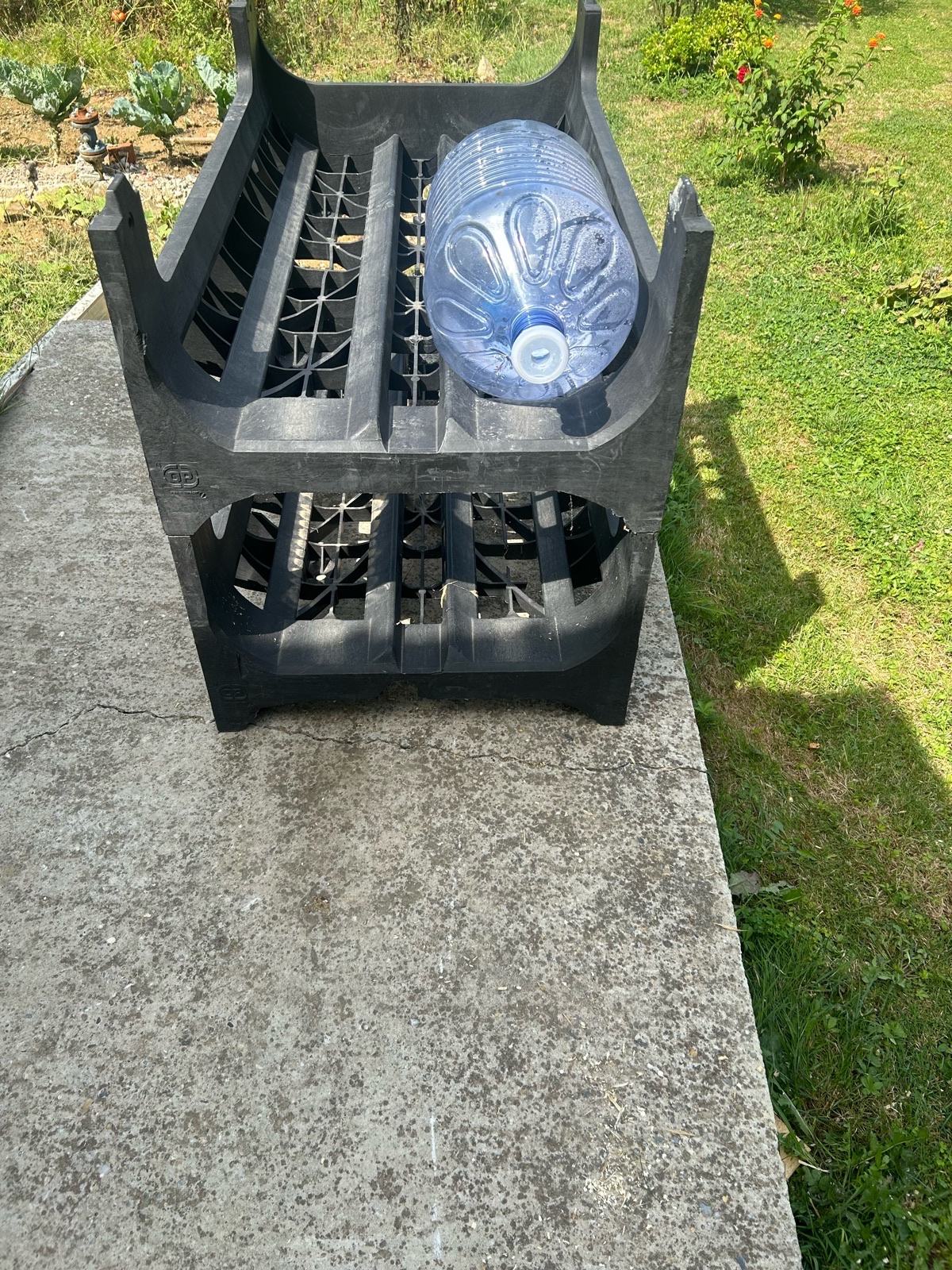 Držač za galone vode