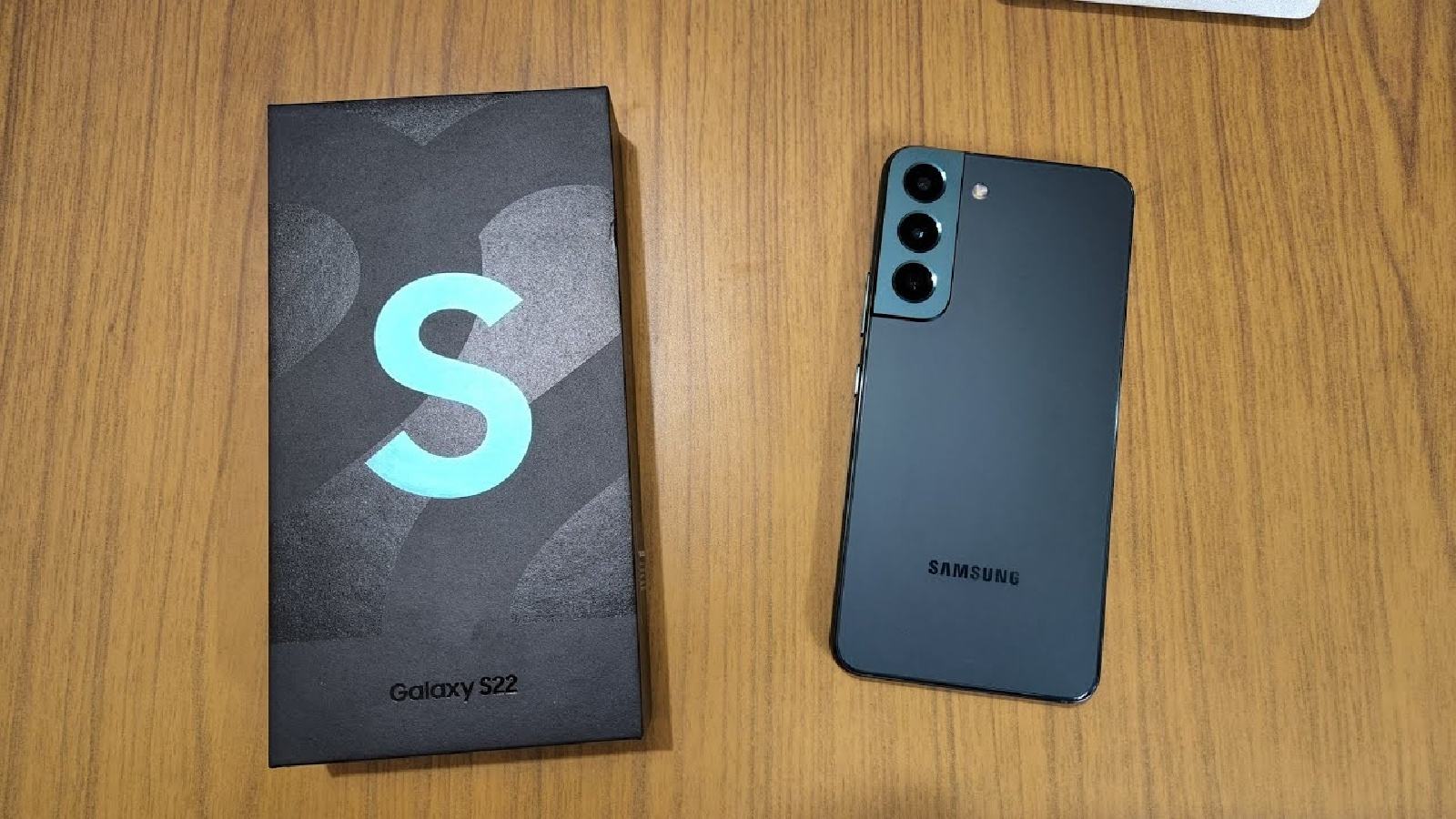 Samsung Galaxy S22. Kao nov. 290e
