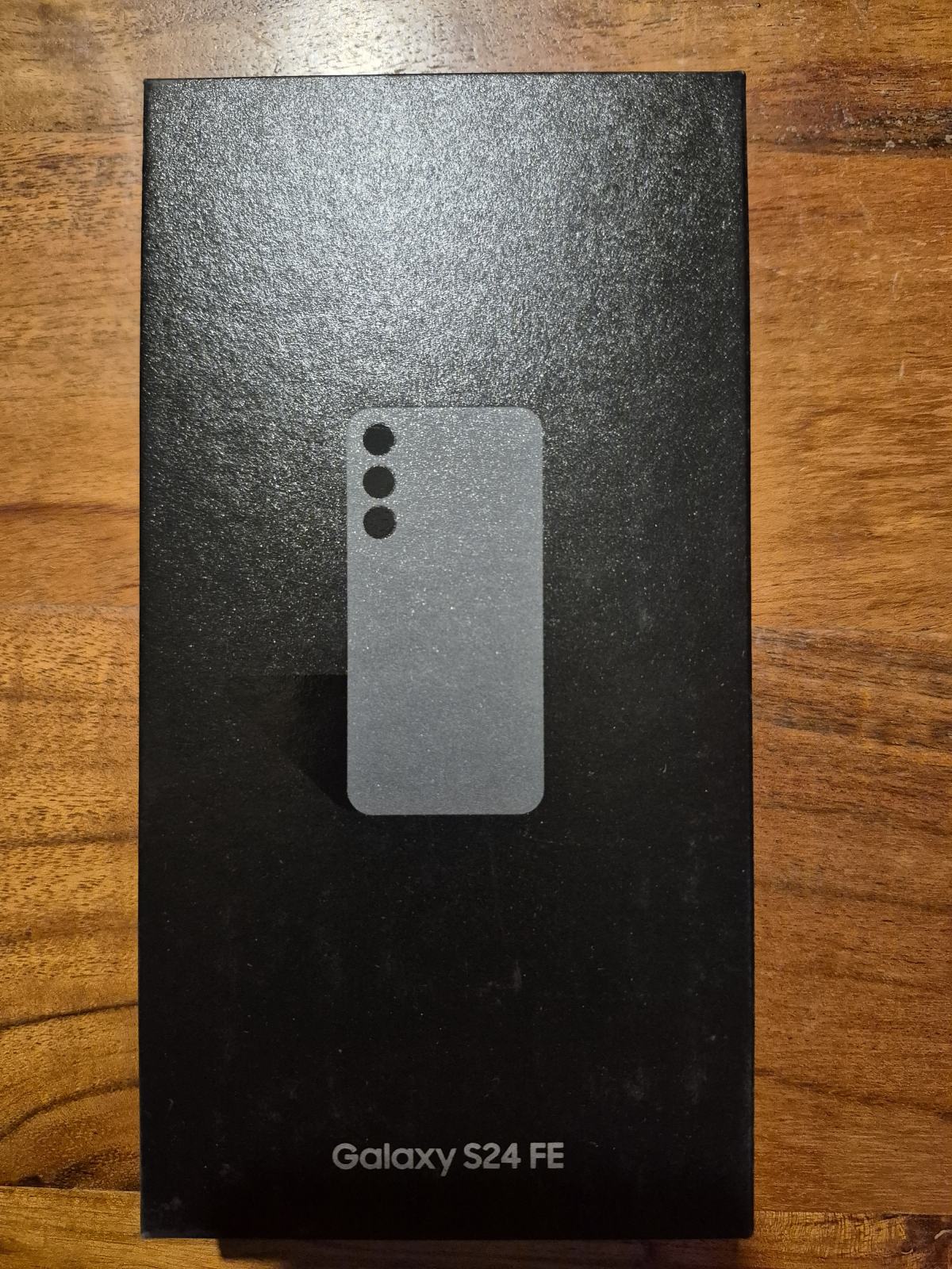 Samsung Galaxy S24 FE 128 GB – crni – NOV