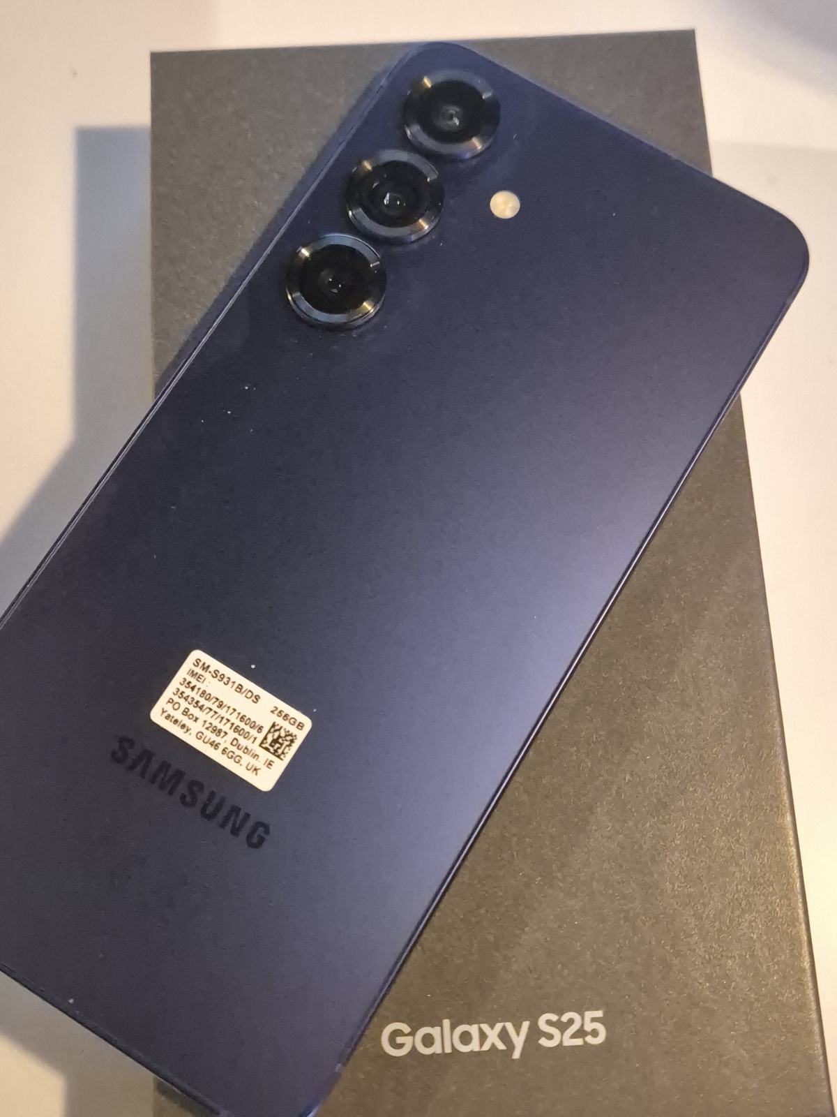 Samsung Galaxy S25 12/256 gb + 2 maskice