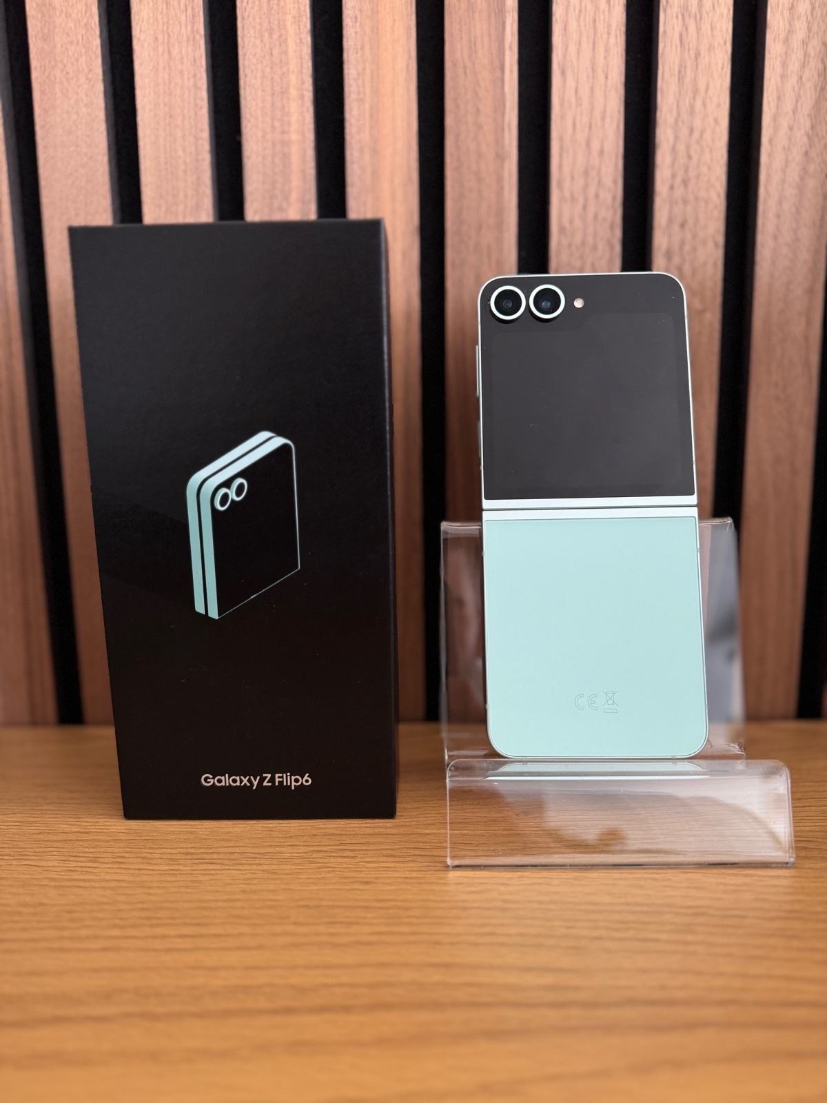 Samsung Galaxy Z Flip6 256GB Mint R1/RATE/ PHONE FOCUS