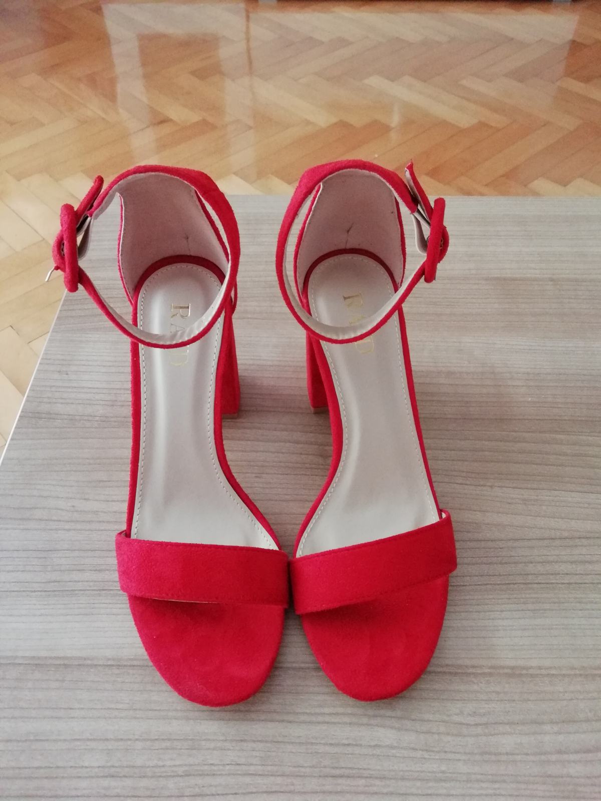 Nove crvene sandale na petu 37