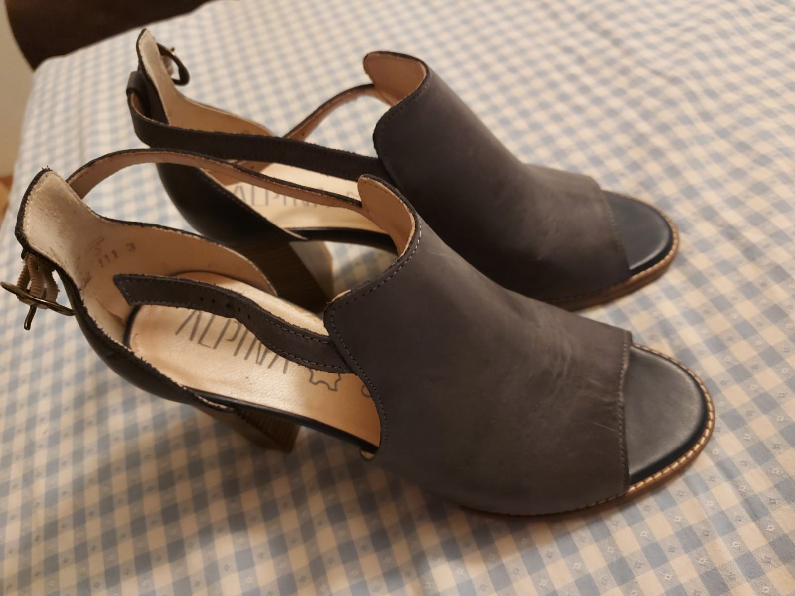 Prodajem sandale, Alpina.
