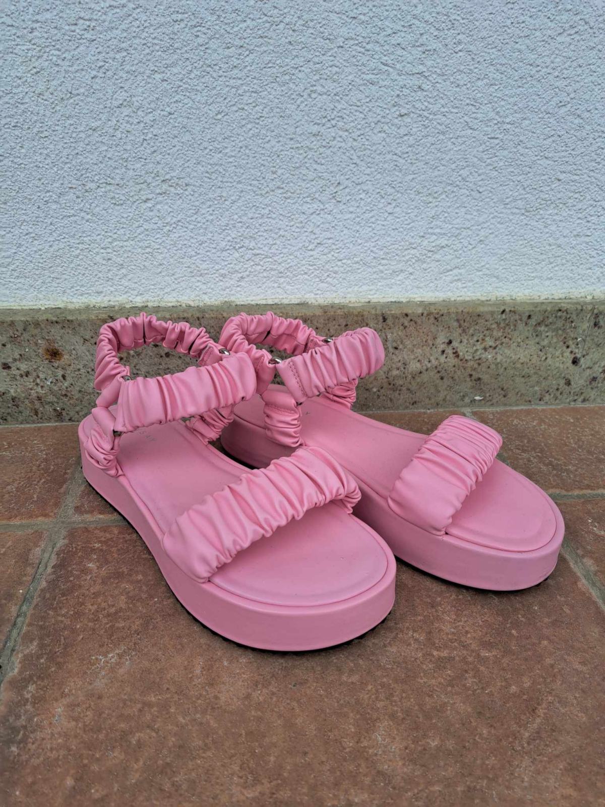 NOVO Roze sandale 40