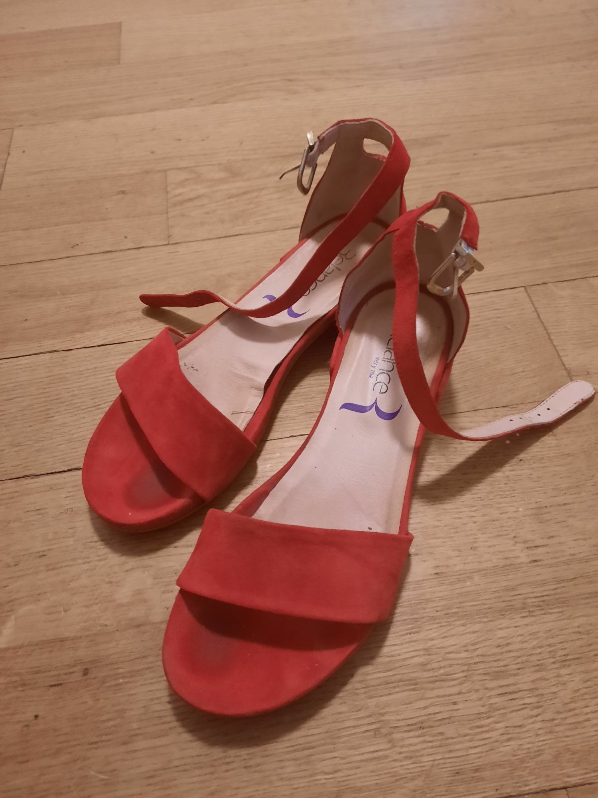 Sandale kozne br.38 crvene