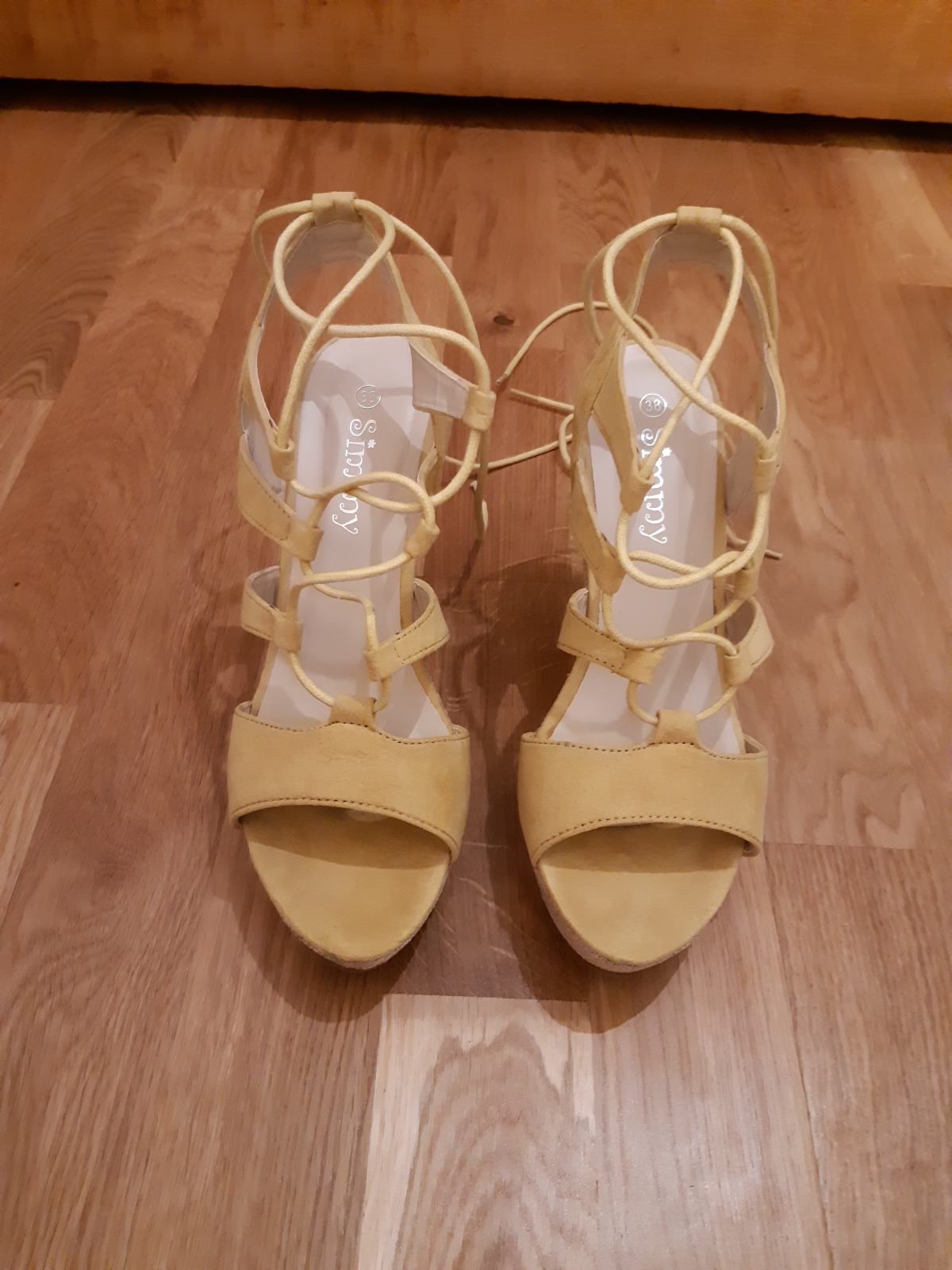 Žute sandale na petu