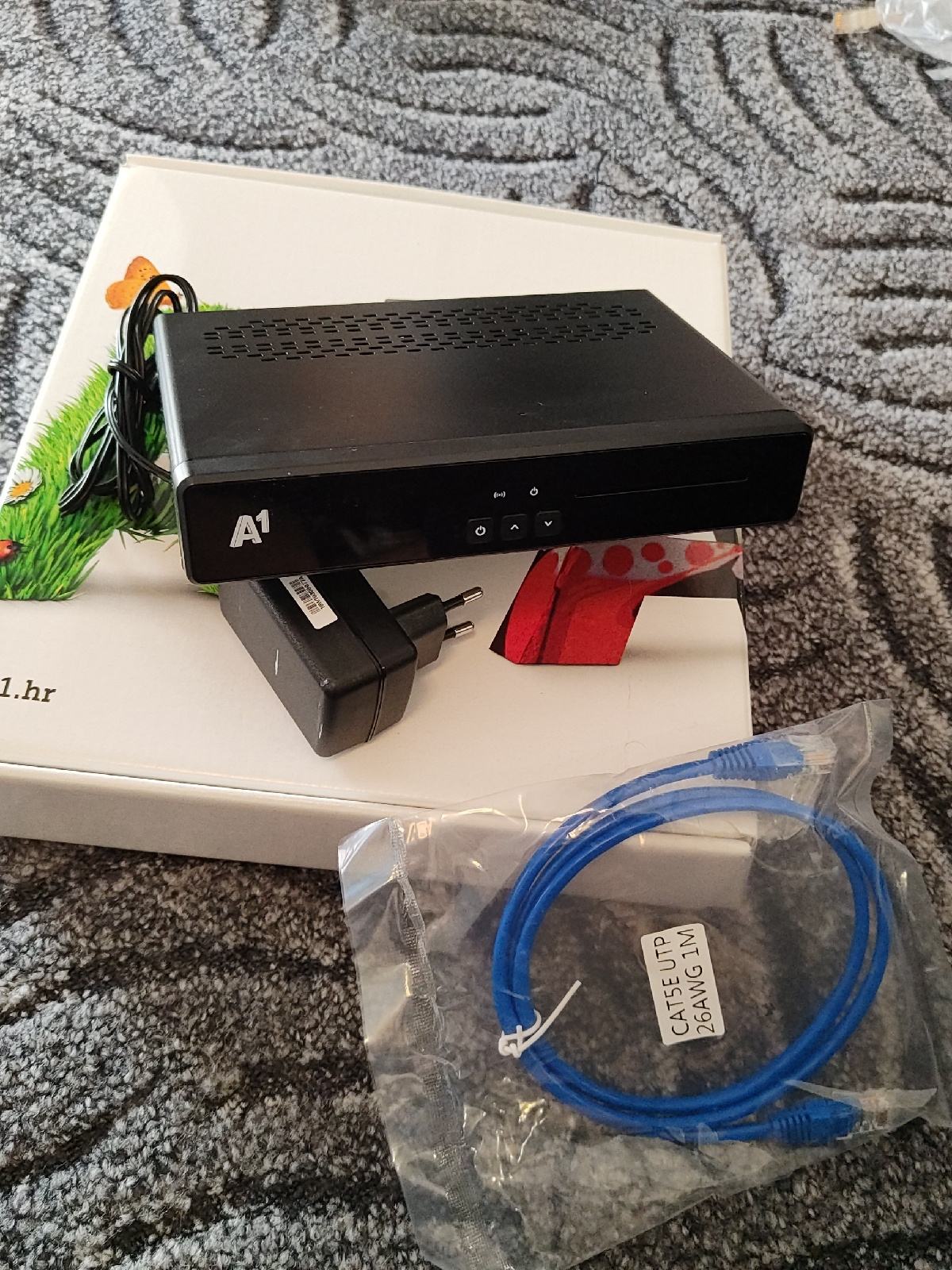 KAON CO 1300 A1 satelitski receiver sa punjačem i daljinskim