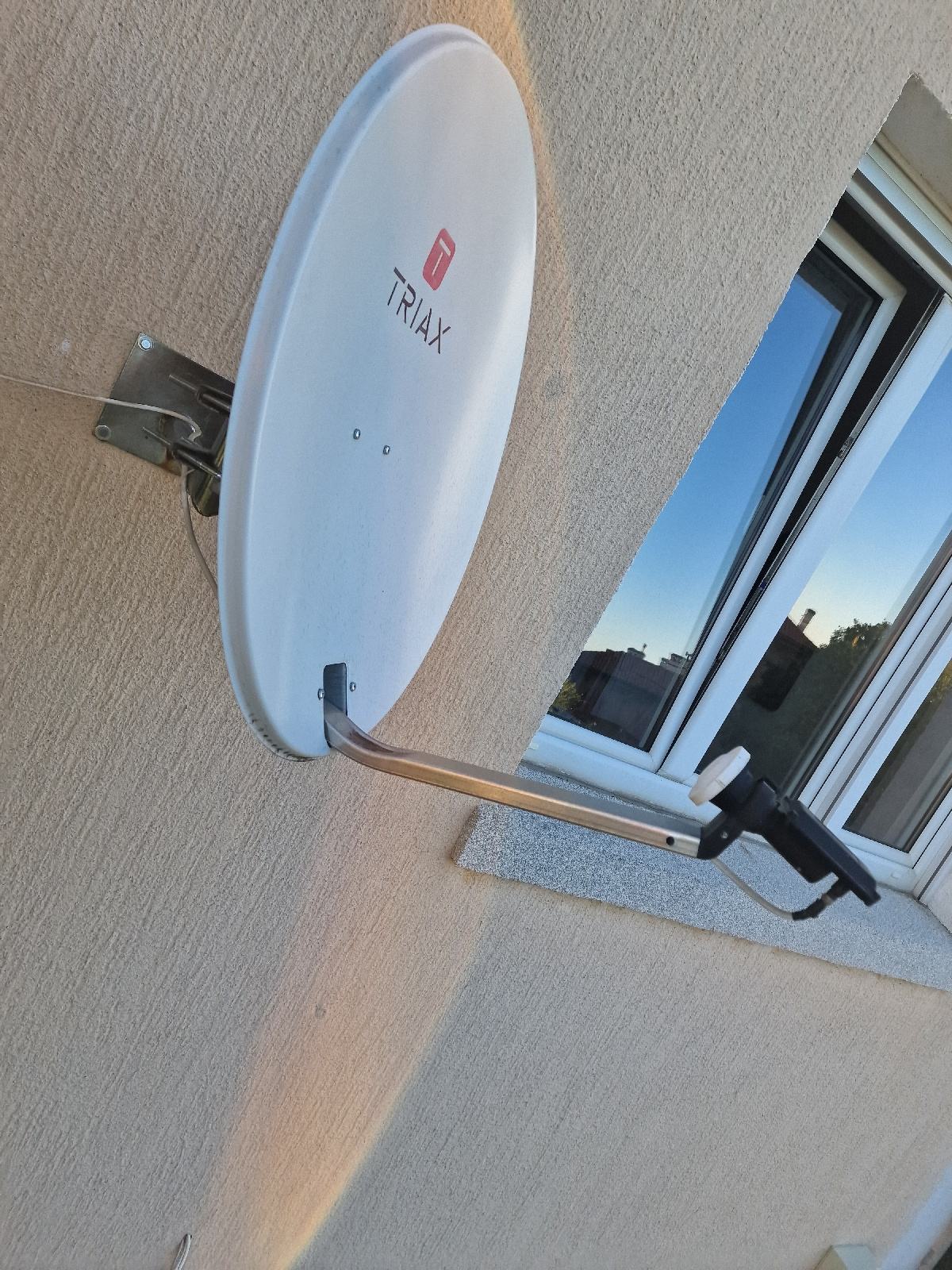 Satelitska antena sa nosačem